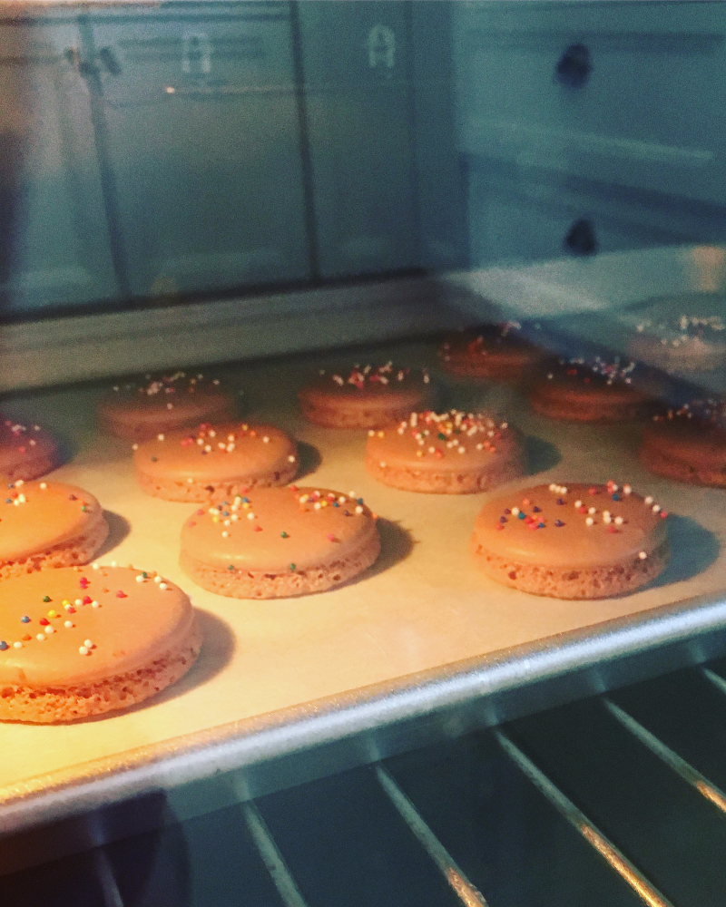 Macarons de chocolate con sprinkles: Mega tutorial - Delirios de Cocina