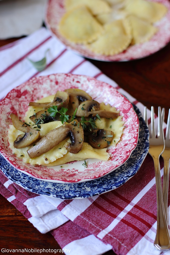 Ravioli con ricotta di pecora, funghi champignon e nocciole tostate ...