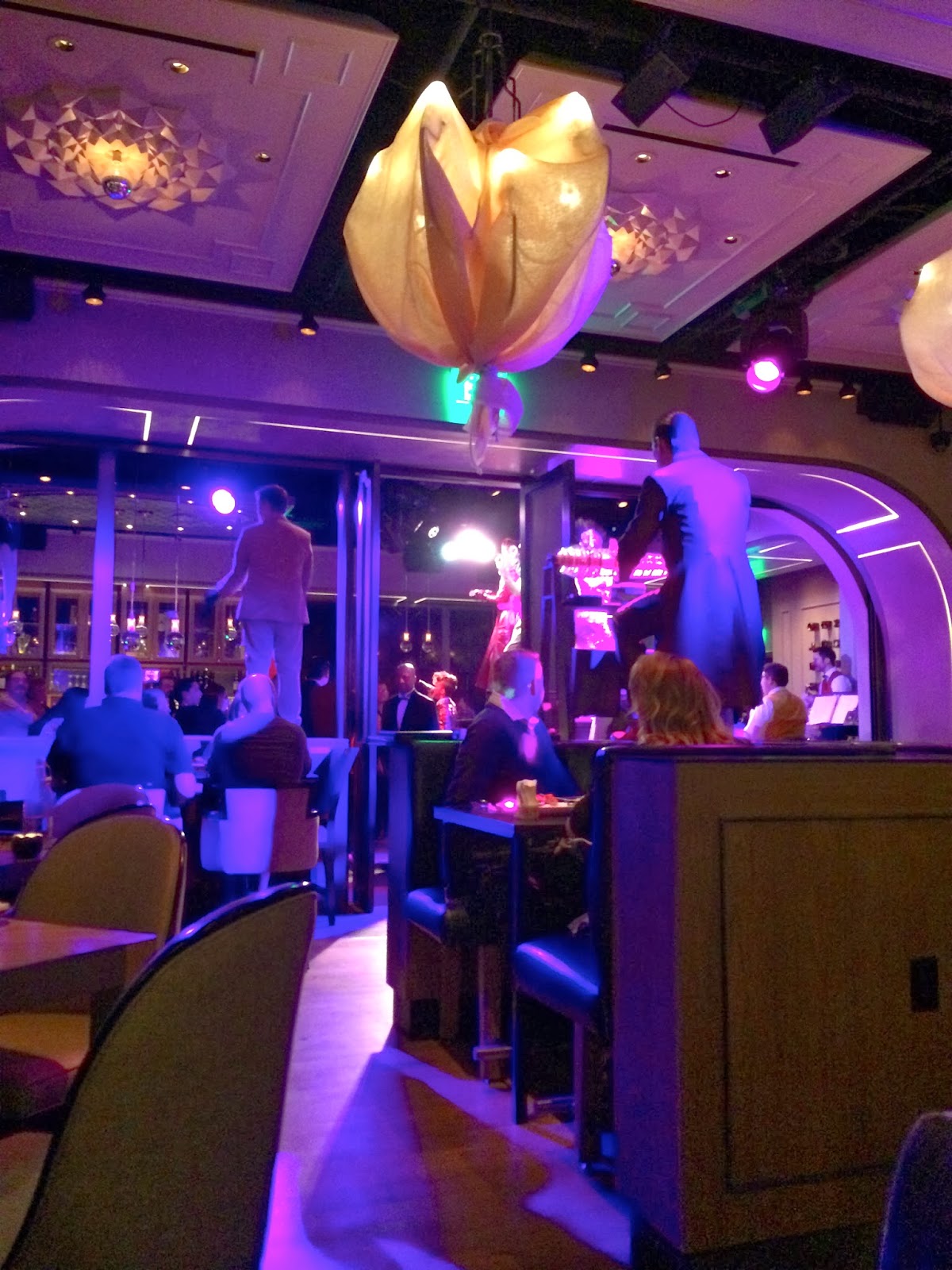 LAS VEGAS DAZE: Rose.Rabbit.Lie-It's a restaurant, it's a show, it's fun!