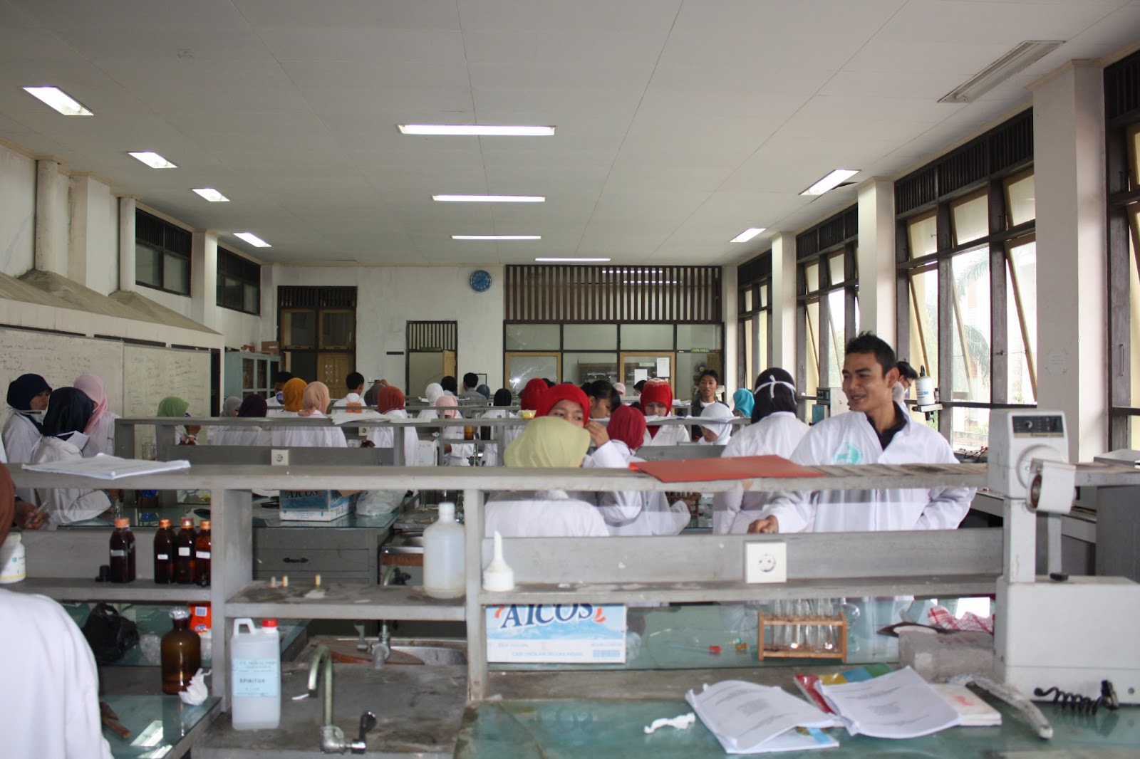 Tumbuhan Obat dan Sains: Kegiatan di Laboratorium Kimia UNP