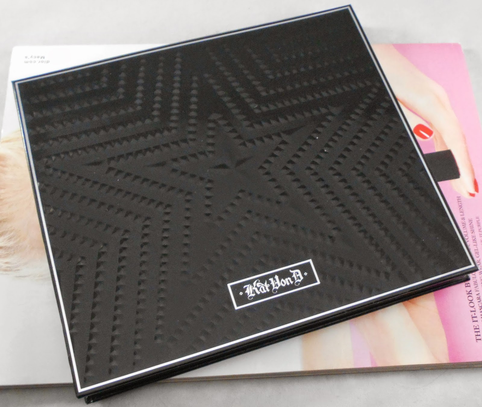 Makeup, Fashion & Royalty: Review: Kat Von D Star Studded Eyeshadow Book!