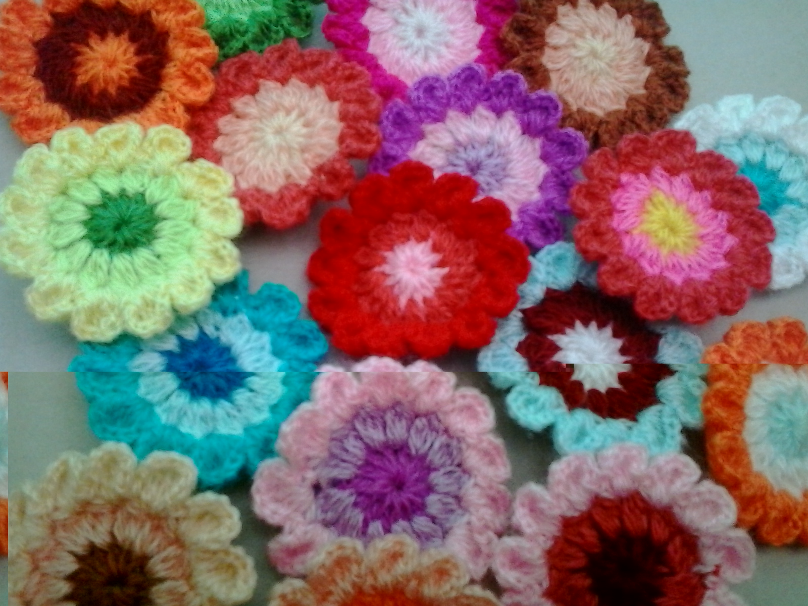 Ruang Kreasi Thania: Bros Bunga Rajut Tiga Warna