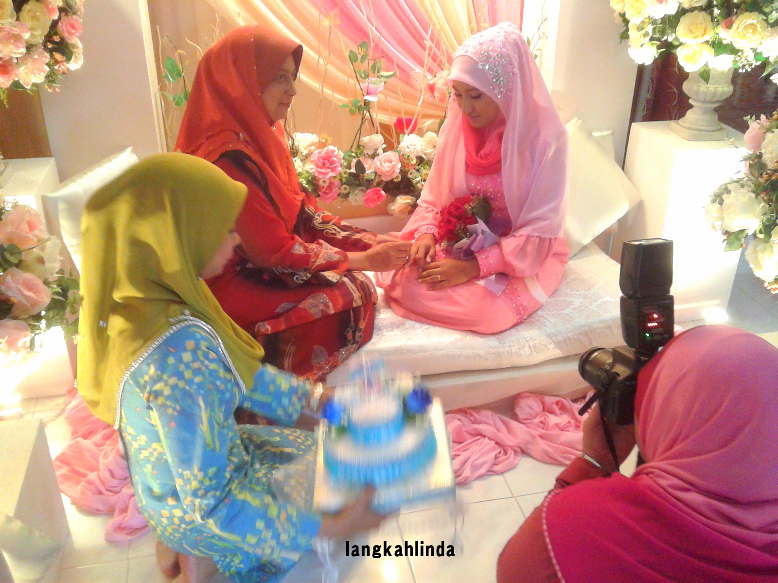 LaNgkAh LiNdA: Al-kisah majlis bertunang