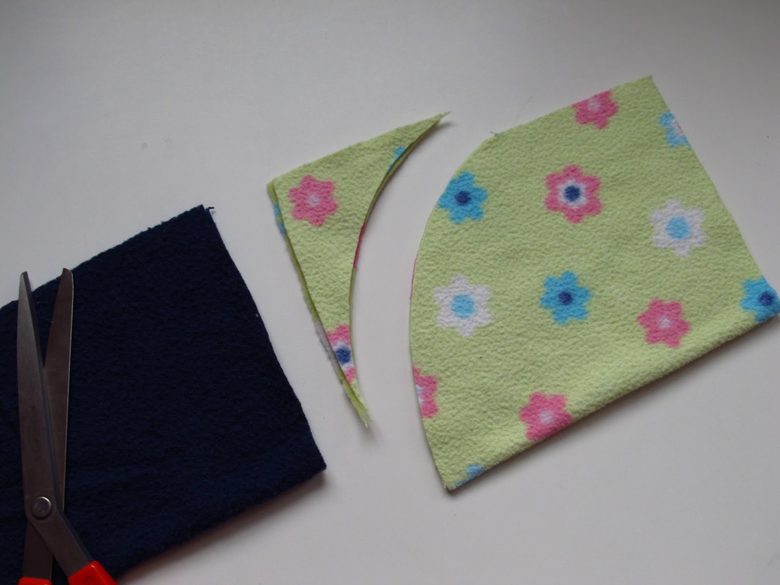 American Girl Place: Super easy winter hat and scarf tutorial!!!