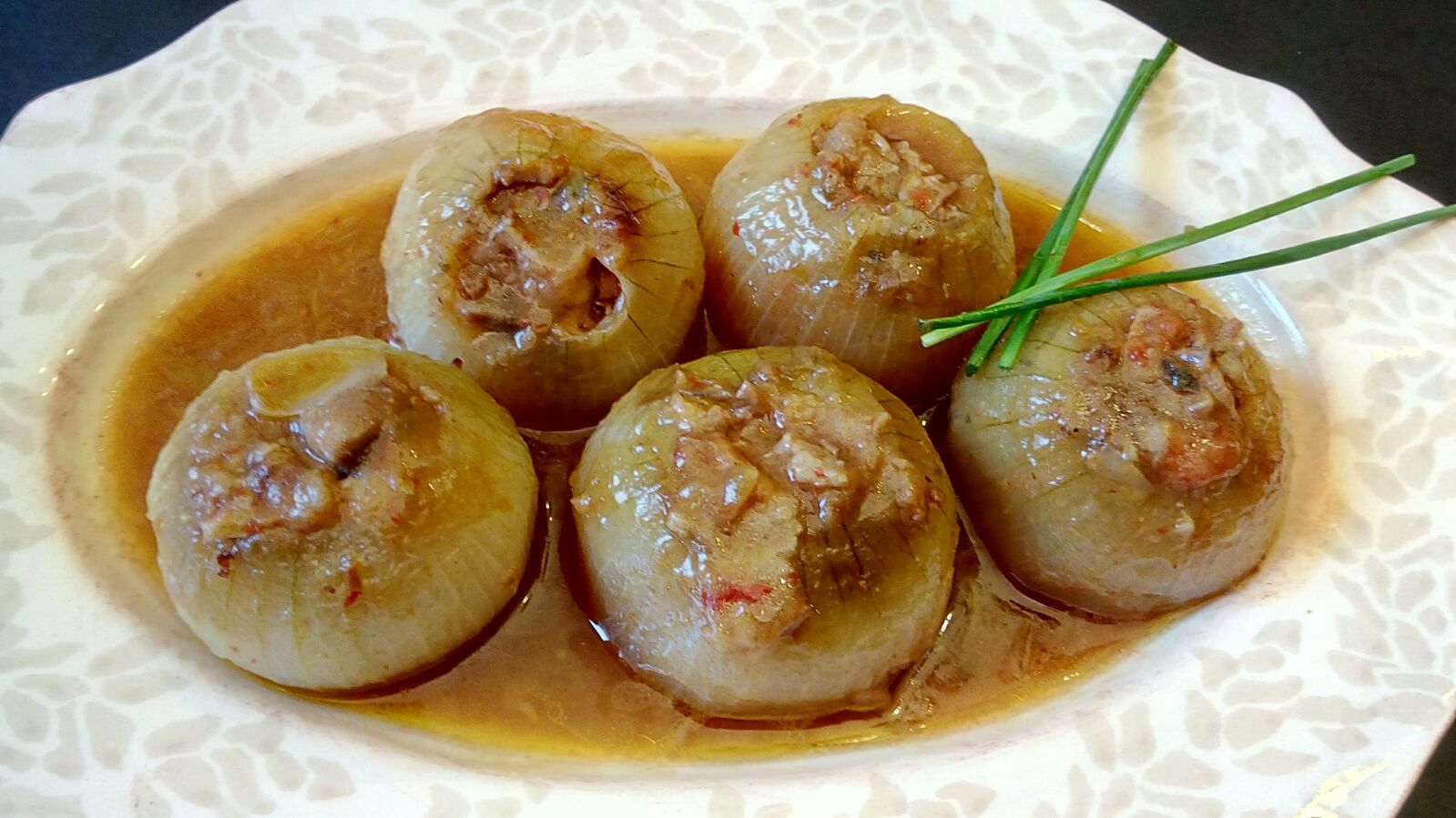 CEBOLLAS RELLENAS DE CARNE GUISADA