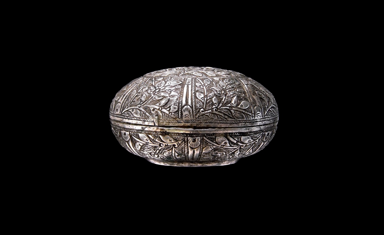 PATINA CINA PERANAKAN: STRAITS CHINESE SILVER BETEL BOX