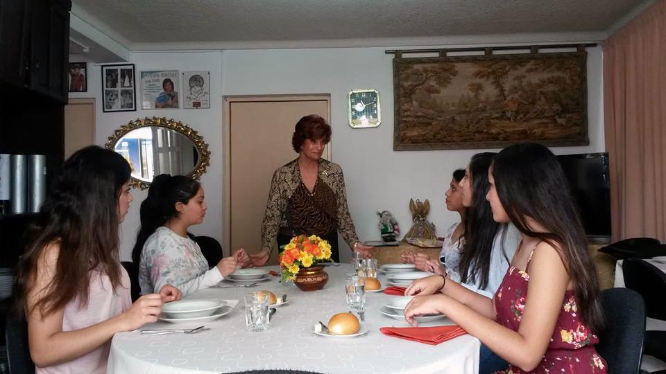 EL UNIVERSAL PERU: Etiqueta social: Guía para una mesa informal