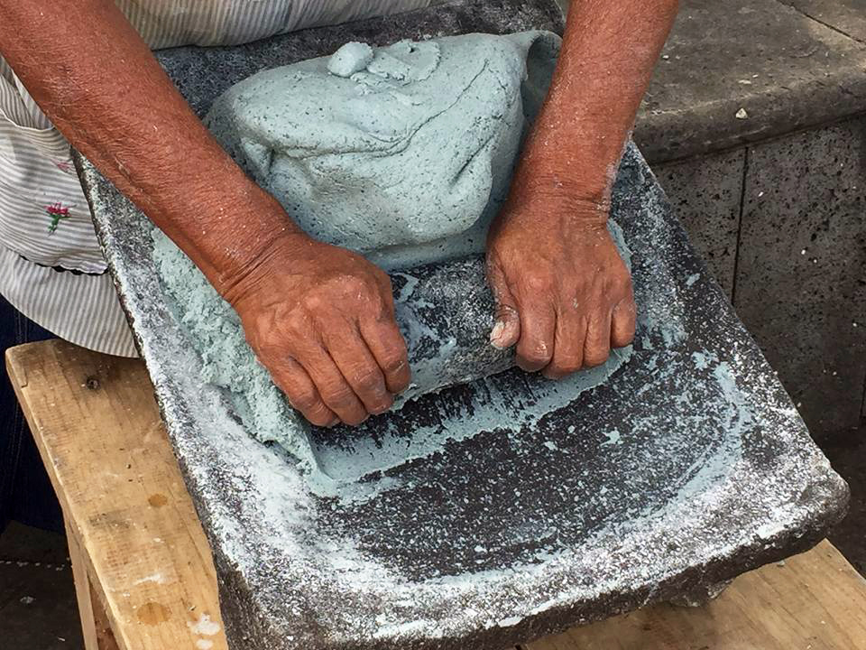 Jaime Ramos Méndez: Nixtamal molido en metate en la cocina tradicional ...