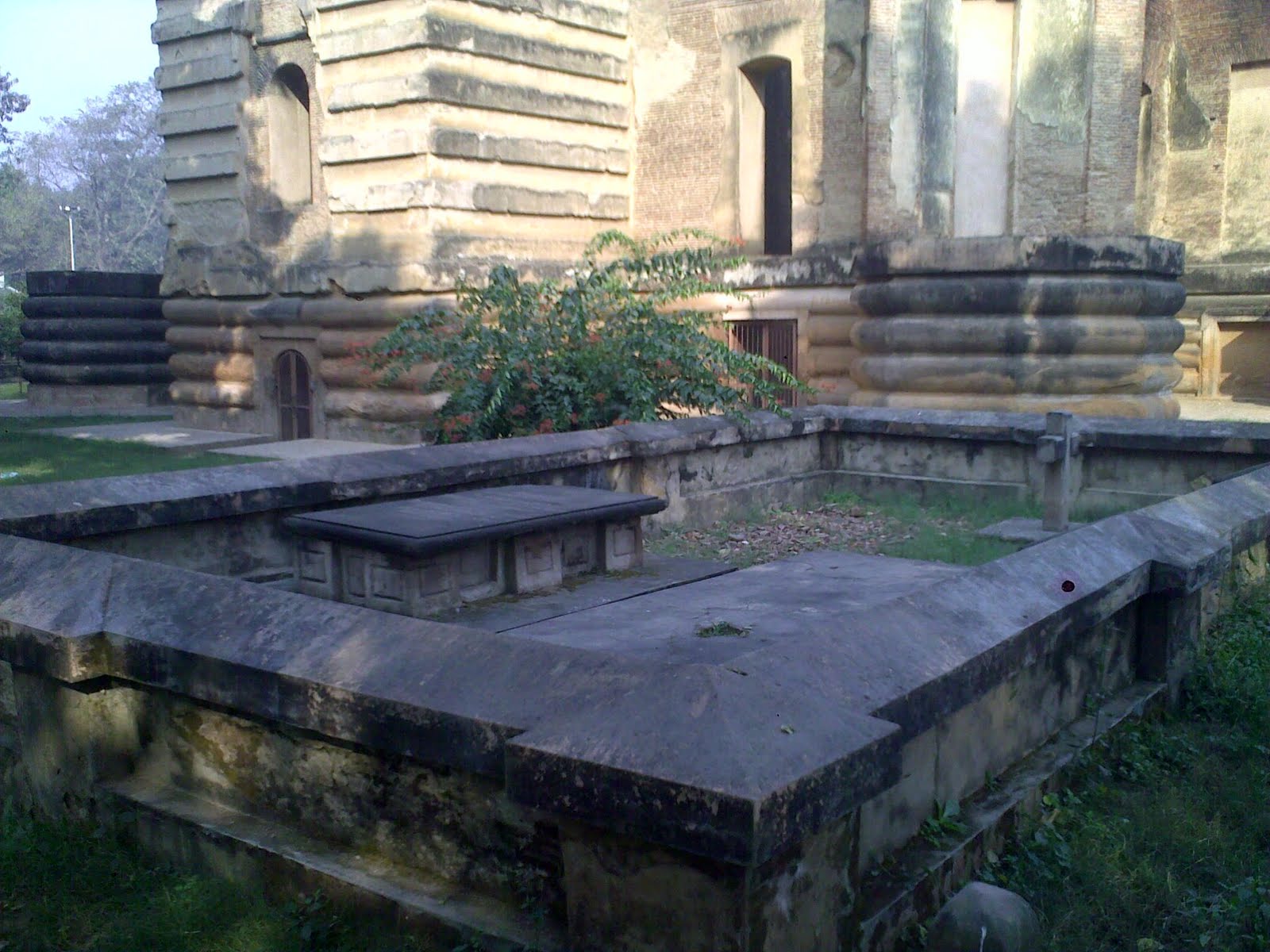 guava gardens: 1857 graves at Dilkusha Palace ruins