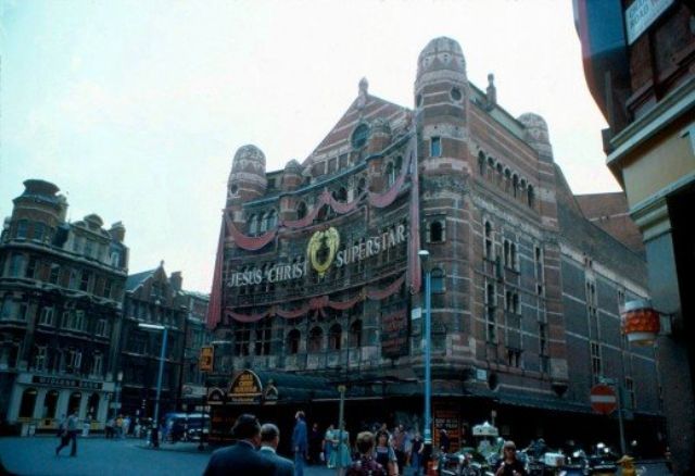 Interesting Photographs Capture Everyday Life in London in the Summer ...