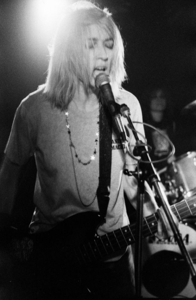 30 Amazing Photographs of a Sexy Kim Gordon of Sonic Youth on the Stage ...