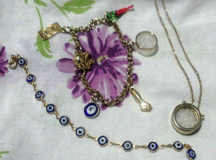 ,: Os amuletos e seus significados.