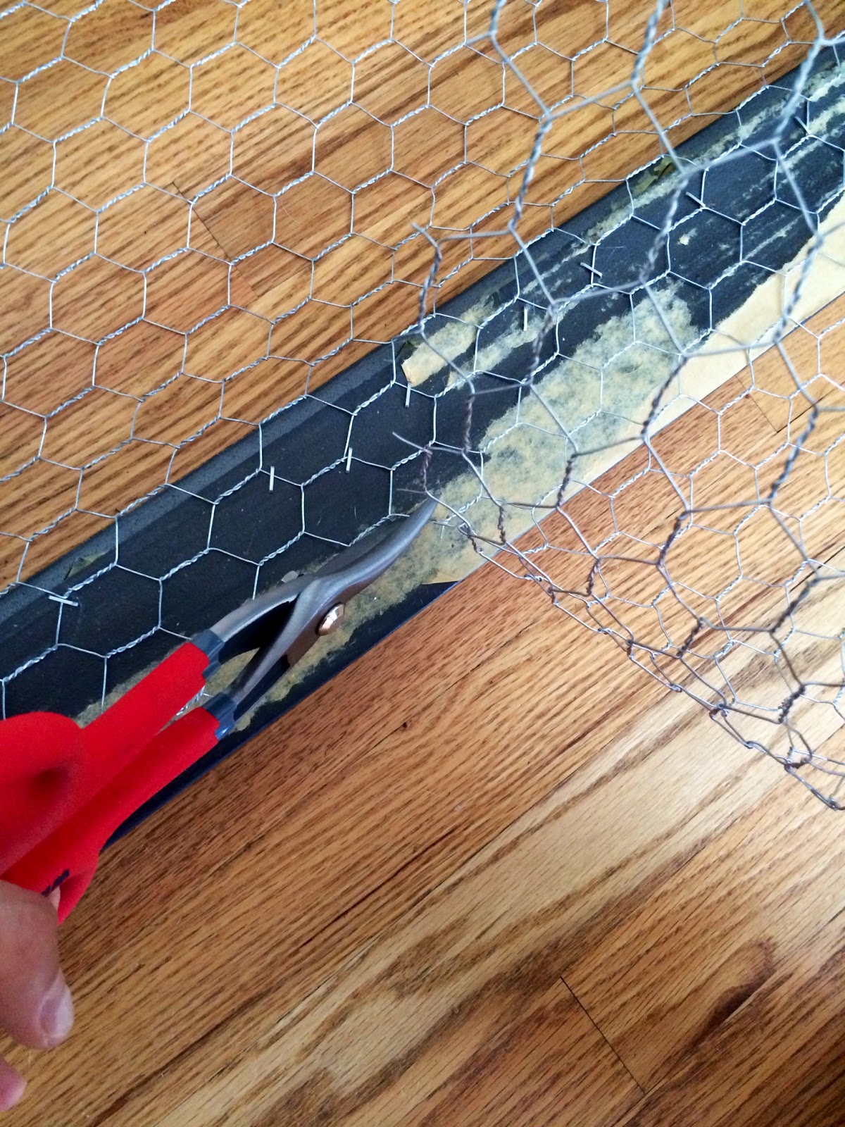 Gracie Blue : Children's Wall Art Display {DIY Chicken Wire Art Frame}