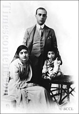SMARAKA GRANTHA: Sarojini Naidu, Jawaharlal Nehru with his wife in ...