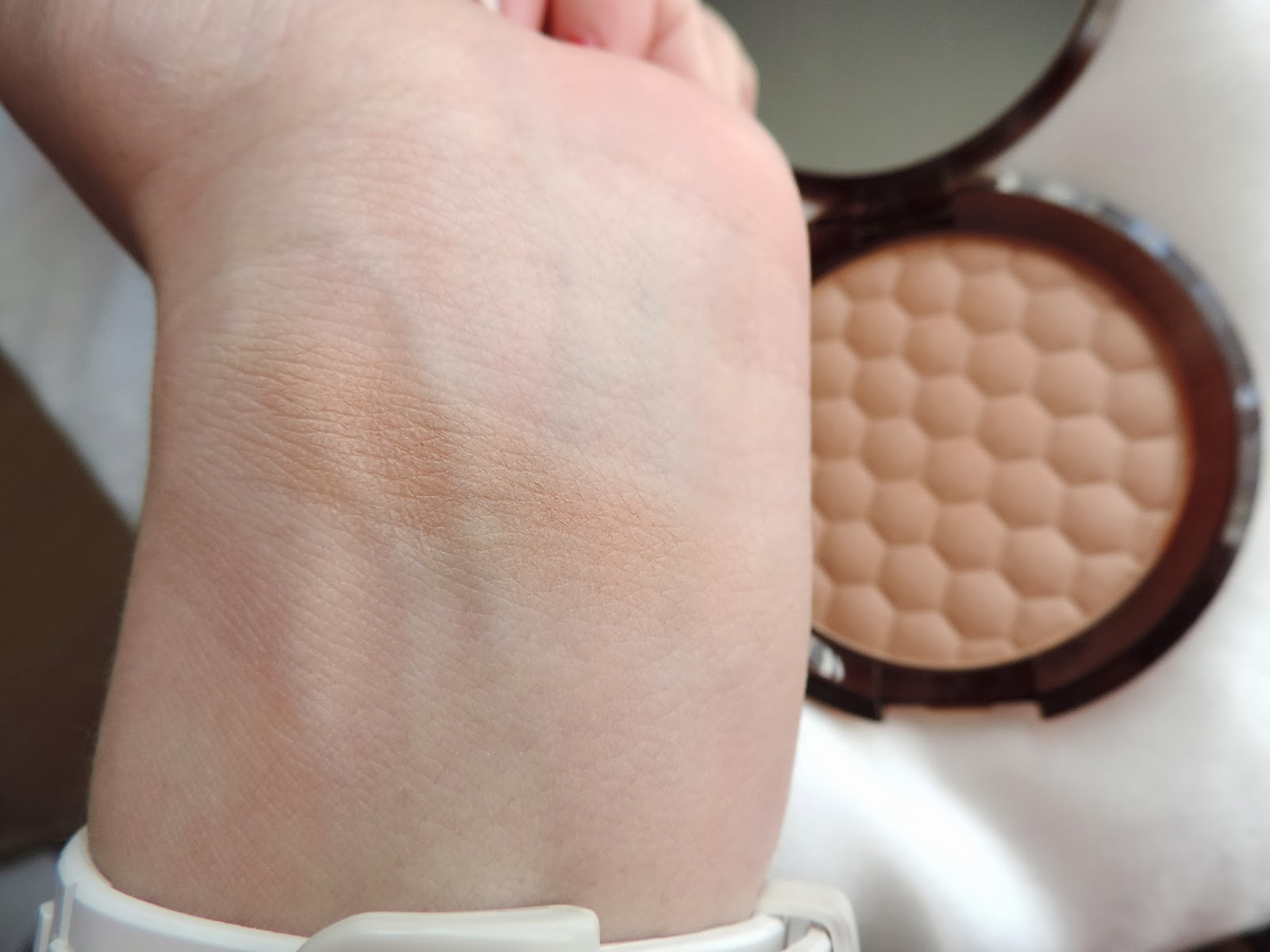 Simple Charm Beauty: The Body Shop Honey Bronze Bronzing Powder