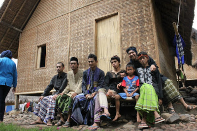 KEBUDAYAAN GARUT SELATAN: KAMPUNG ADAT DUKUH DALAM DESKRIPSI