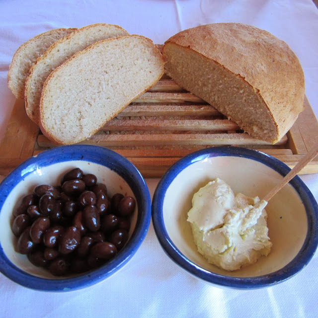 LAS RECETAS DE LA NENA: PAN PAYES CON ALIOLI Y ACEITUNAS MACHACAS.