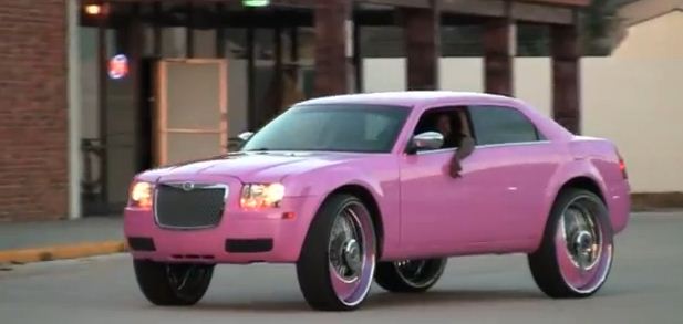 Pink Chrysler 300 on 32 inch video - Garage Car