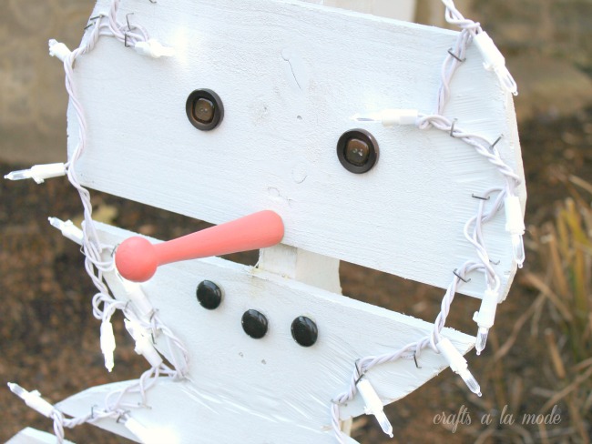 How to Make a Pallet Snowman - Home for Christmas - Crafts a la mode
