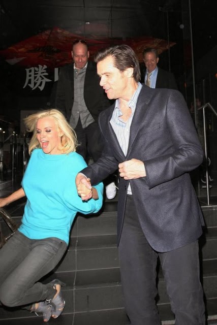 15 Pics Of Female Celebrities Falling Down - Ye Kya Chutiyapa Hai