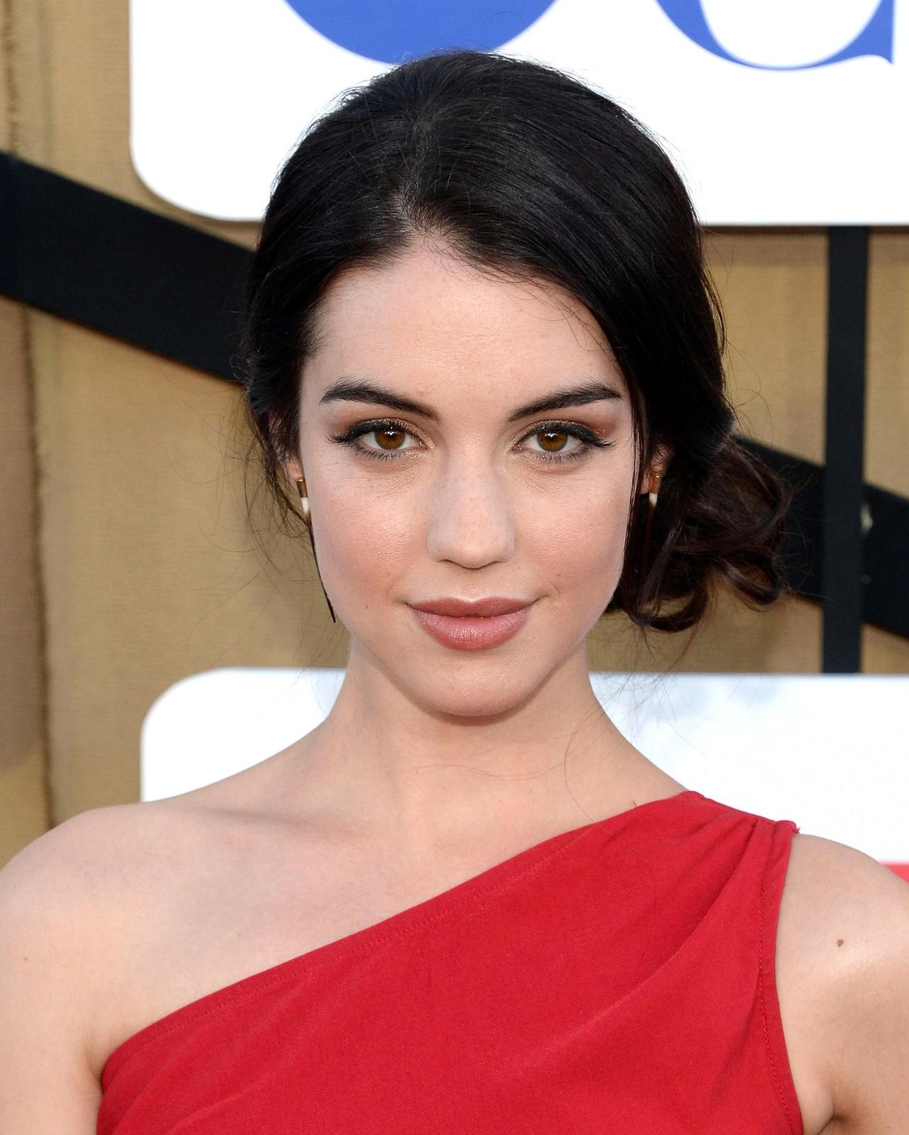 Adelaide Kane looks awesomely Gorgeous