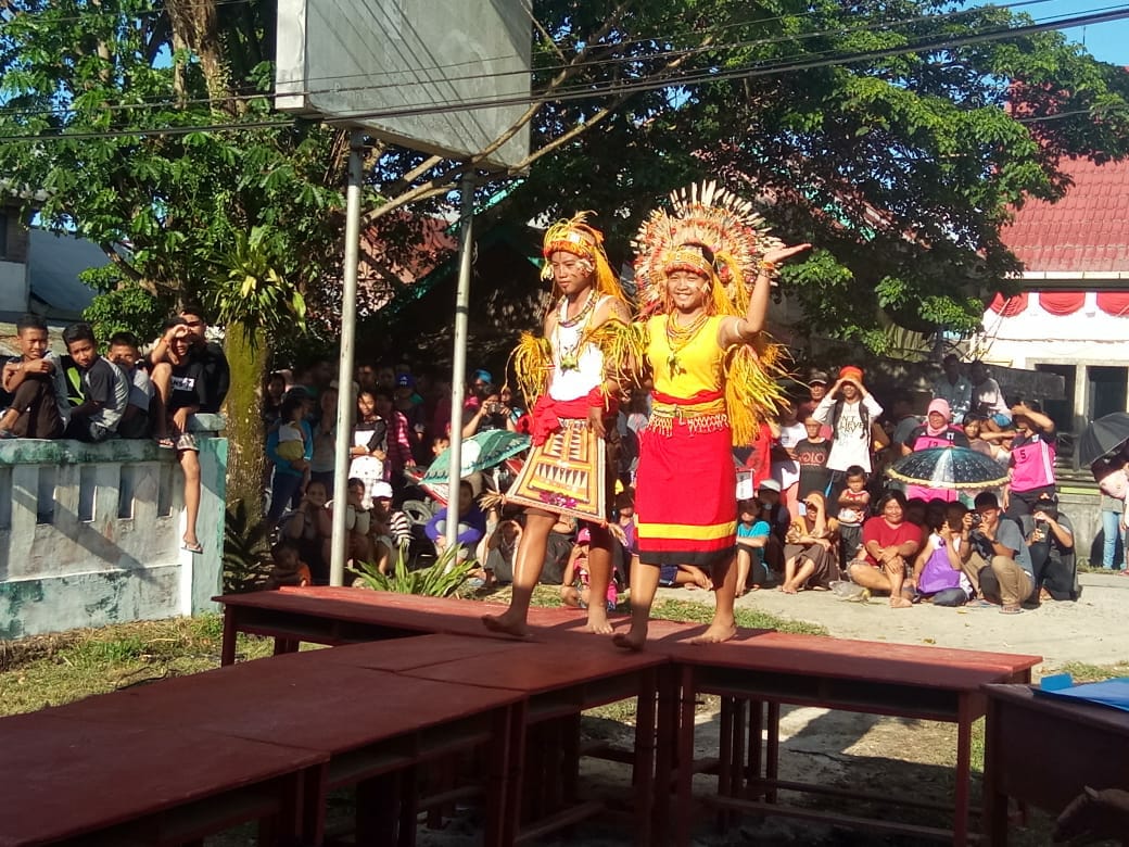 HUT RI ke-73, Siswa SD-SMA SeSiberut Selatan Panggungkan Pakaian Adat ...