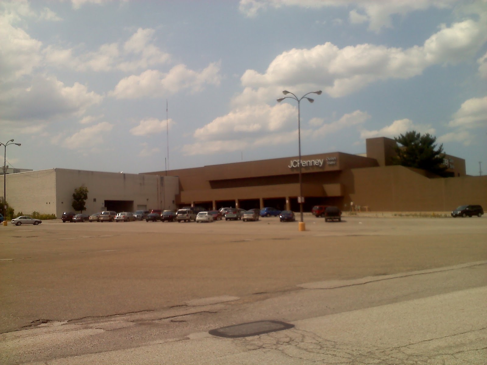 Dead and Dying retail: Rolling Acres Mall in Akron, Ohio