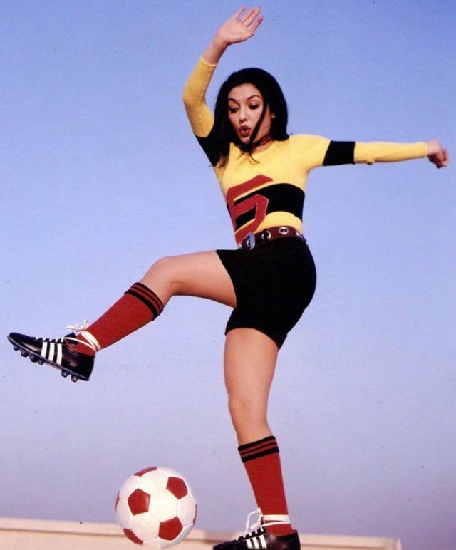 40 Fascinating Photographs of Googoosh, One of Iran's Biggest Pop Stars ...