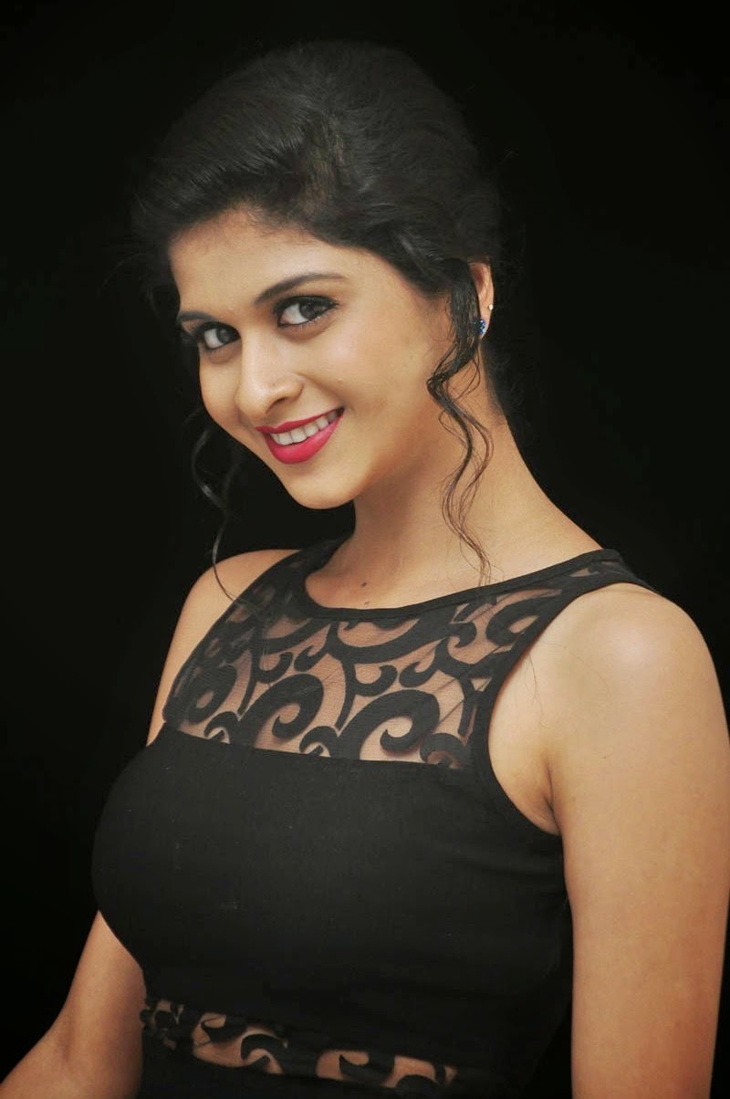 Actress Naveena New Images - Cine Gallery