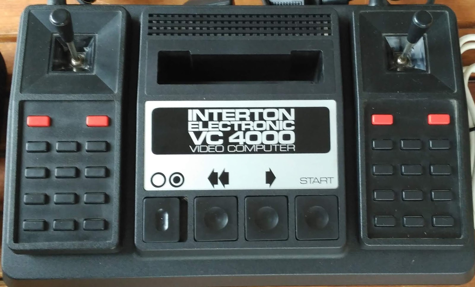 Retro Ordenadores Orty: Consola Interton VC-4000 (1978)