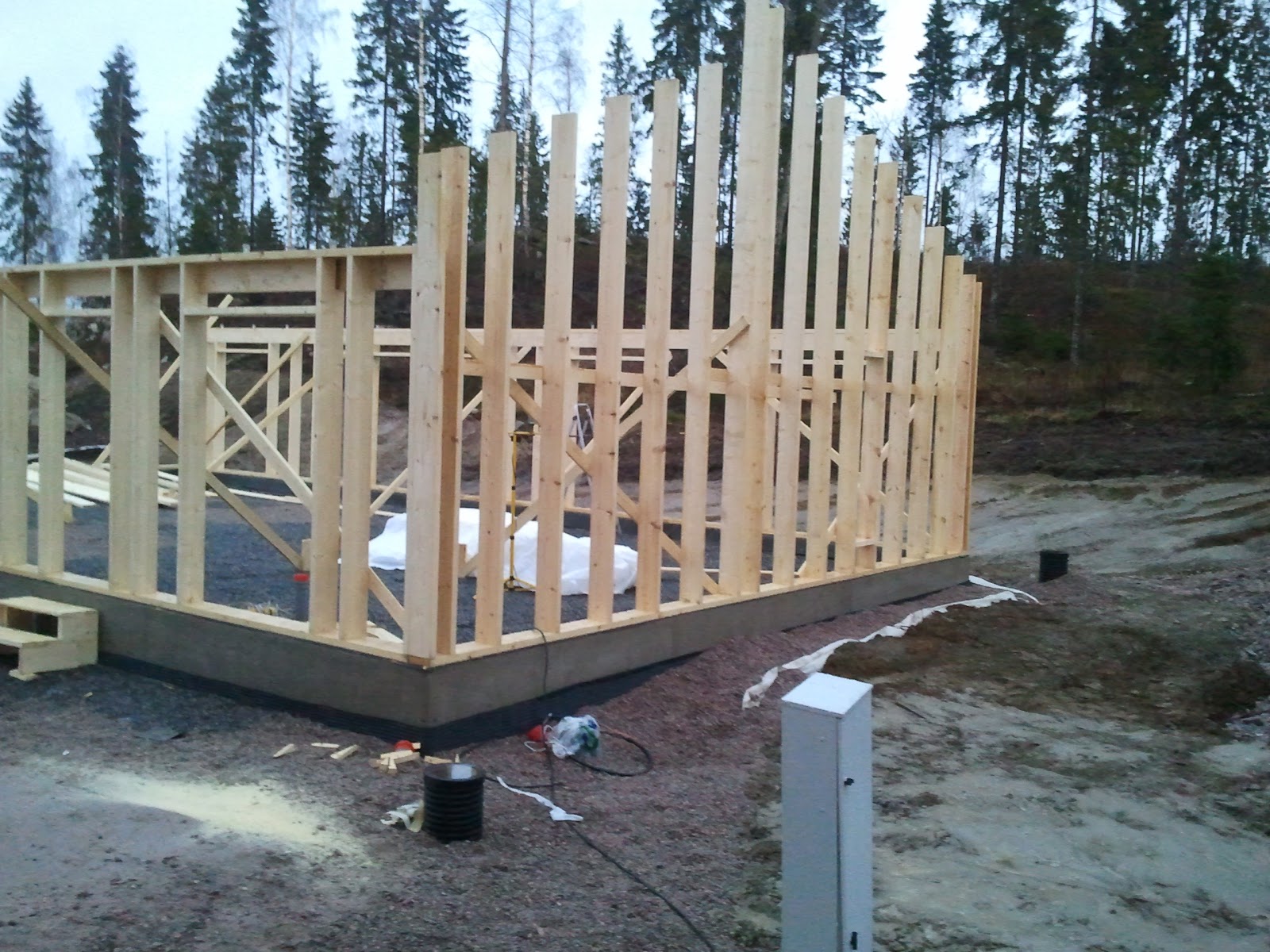 Omakotitalon rakentaminen: Runko nousee, tiistai iltapäivä