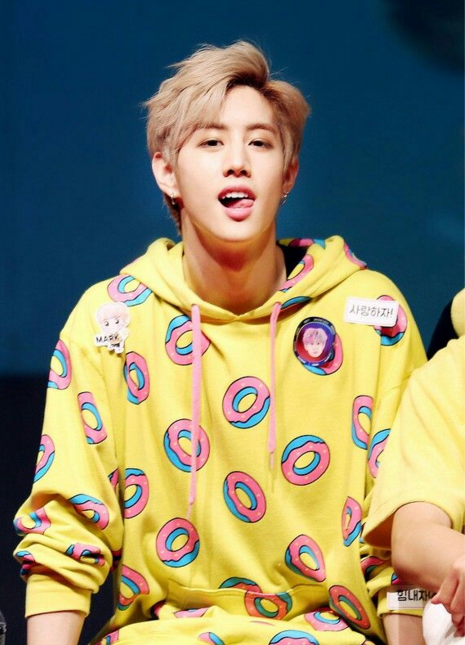 ¿Quién luce mejor usando la capucha amarilla con donuts? | Kpop Replay