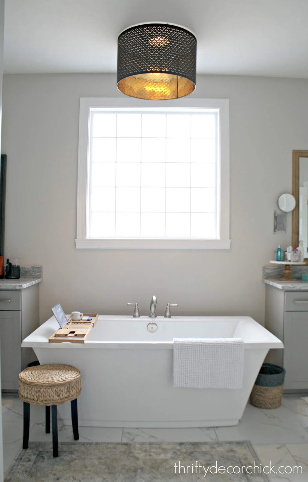 DIY spa display ledge by the tub | Thrifty Decor Chick | Thrifty DIY ...