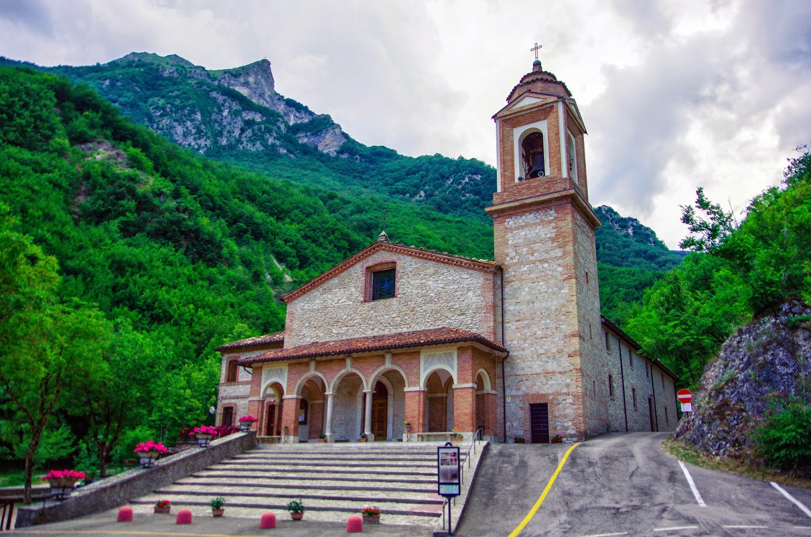 IL SANTUARIO DELLA MADONNA DELL'AMBRO - MONTI SIBILLINI - THE MARCHE ...