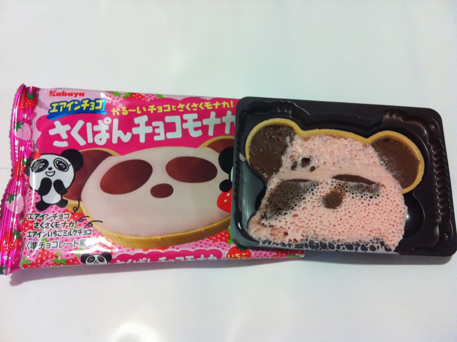 Tasty Japan: Sakupan Choco Monaka カバヤ さくぱんチョコモナカ 『いちごミルク』