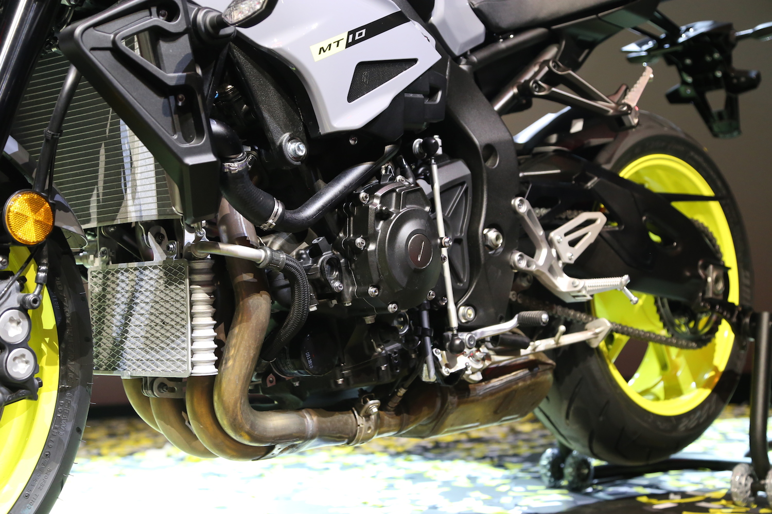 黑暗中的光芒：2016年 YAMAHA MT-10