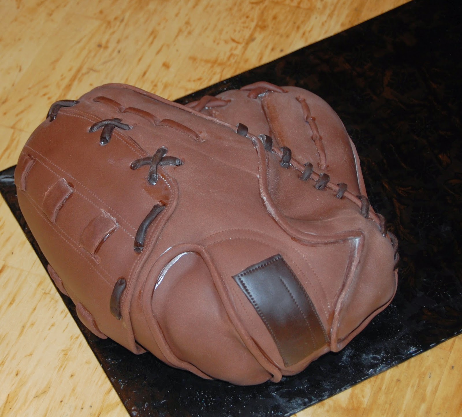 Kim's Cake Studio: Baseball Glove Cake