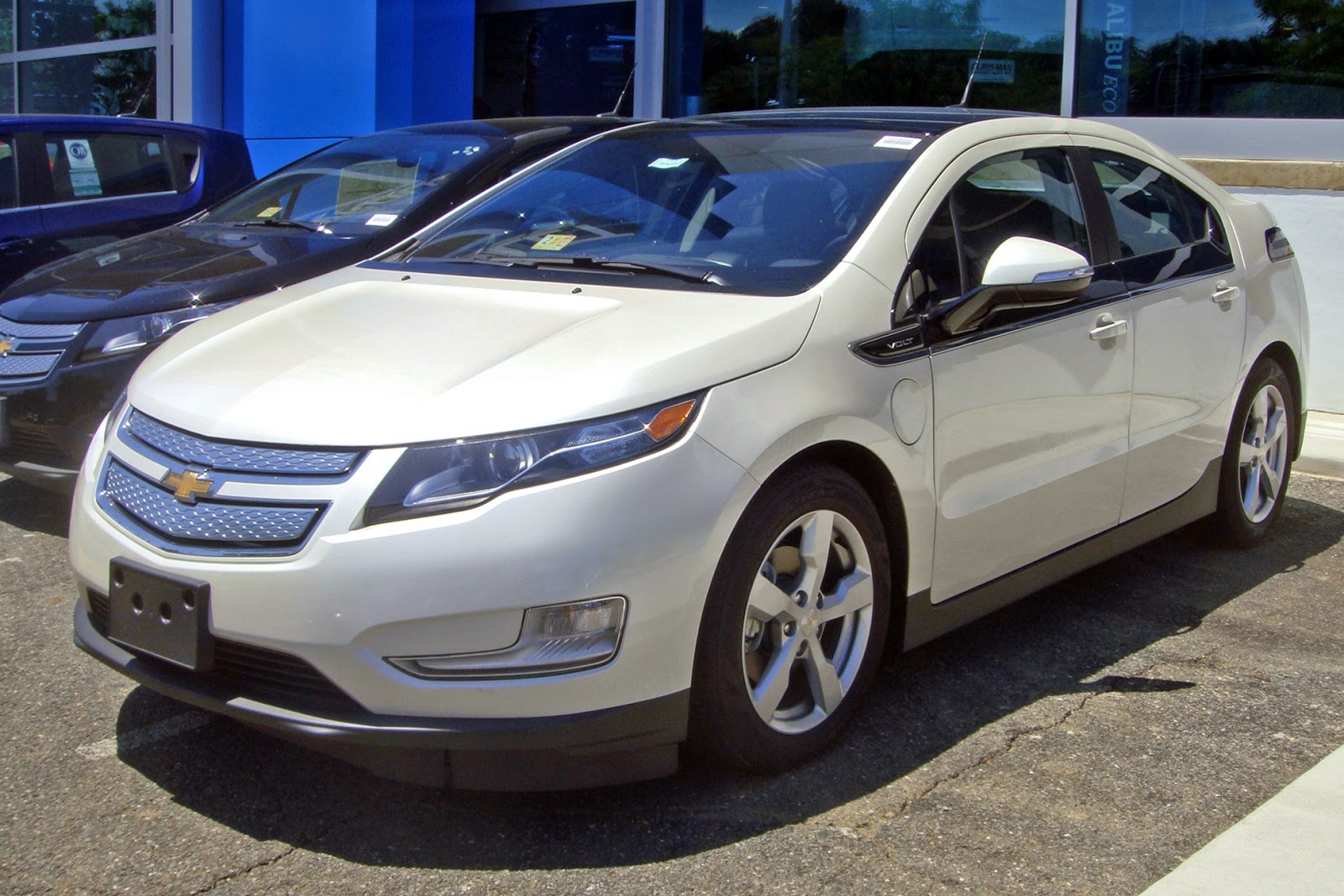 The 2014 Chevrolet Volt comes with special features and price in ...
