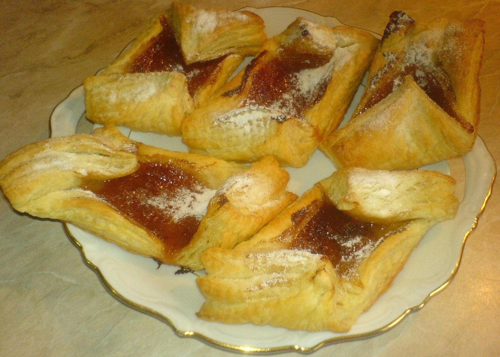 Fantezii din foietaj cu gem de caise | Preparatedevis.ro