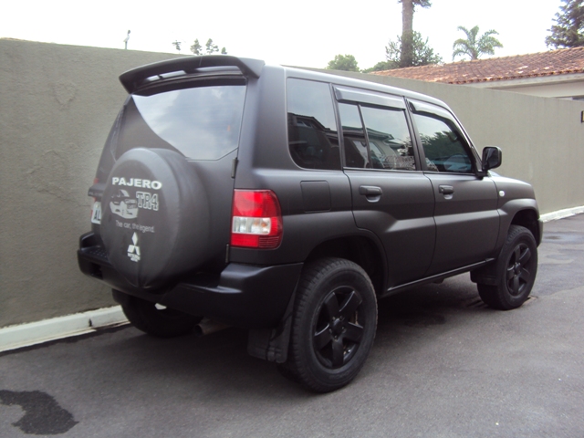 CIA DO BANNER : ENVELOPAMENTO DE VEÍCULO PAJERO TR4 EM ADESIVO PRETO FOSCO!