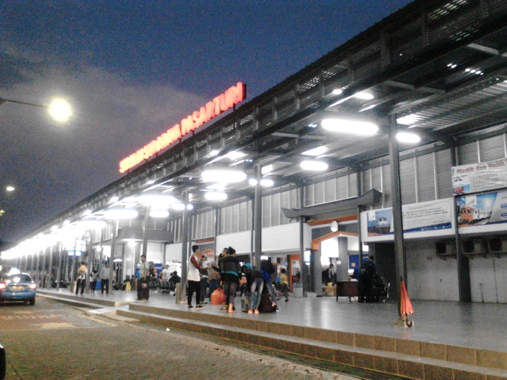 Dari Stasiun Pasar Turi ke Terminal Bungur Asih/ Purabaya (2015)