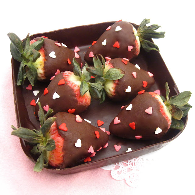 DIY Edible Chocolate Box Filled With Chocolate Dipped Strawberries ...