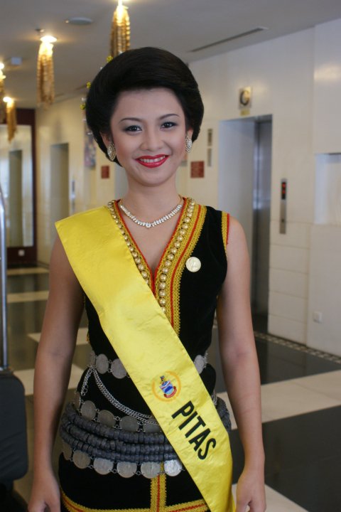 sabahan traditional costume: KADAZAN PENAMPANG