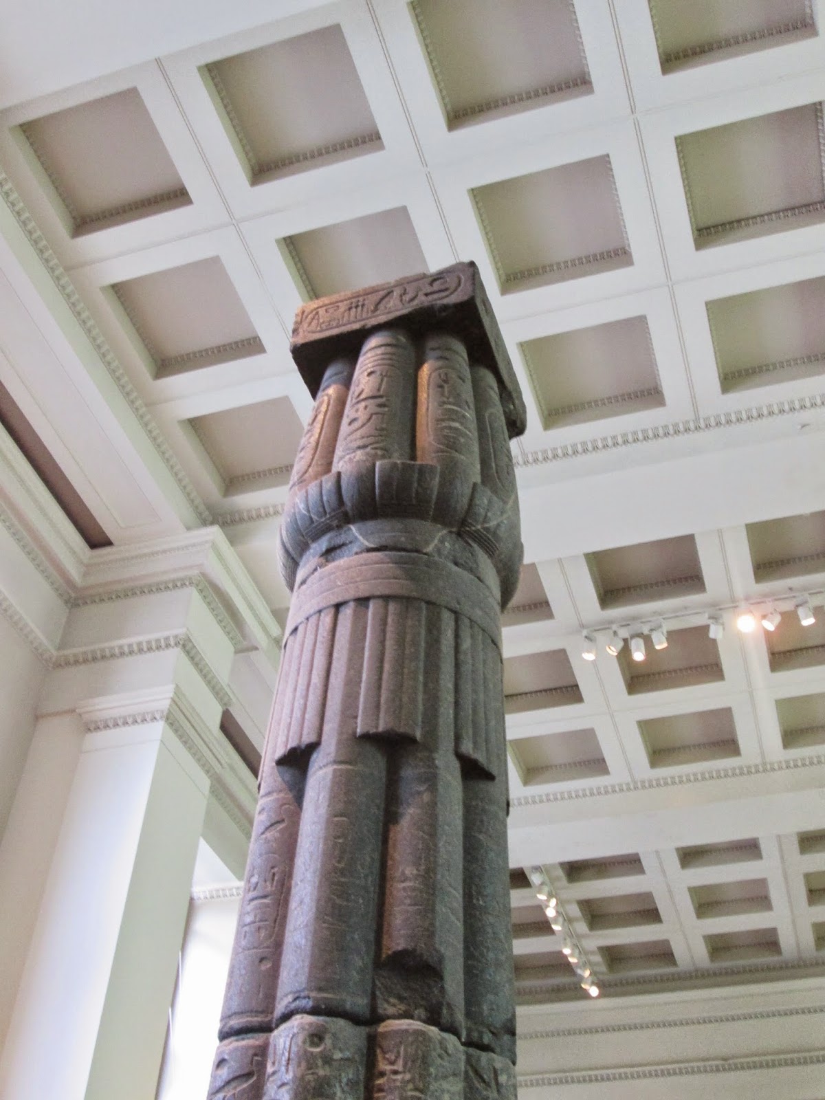 TRAS LAS HUELLAS DE HERÓDOTO. . . : COLUMNA PAPIRIFORME.