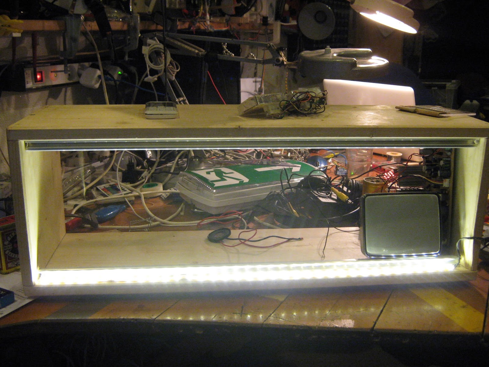 Dögenigt's Lab: DIY Modular #1: Wooden case and CRT-monitors.