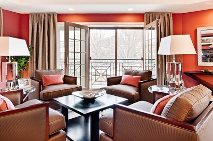 Salas modernas con paredes color rojo