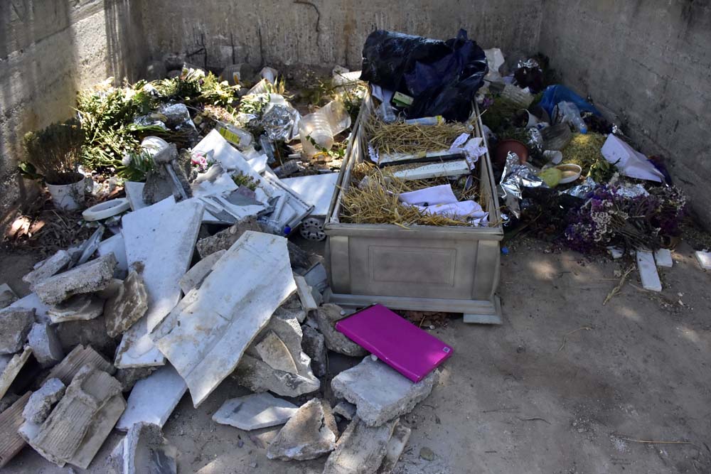 ΟΙ ΕΙΚΟΝΕΣ ΜΙΛΟΥΝ ΑΠΟ ΜΟΝΕΣ ΤΟΥΣ: Στο Γ΄ Νεκροταφείο Αθηνών