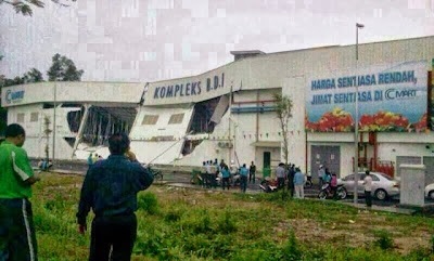 Gambar Dinding BDI Pasa Raya Cmart Runtuh