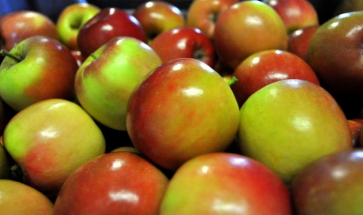 Fruits Stand: Apples