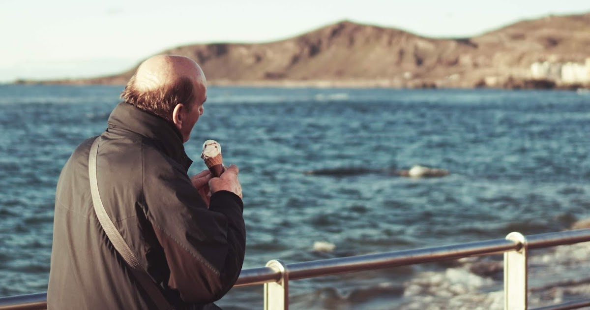 "Hang on your coattails" nghĩa là gì?